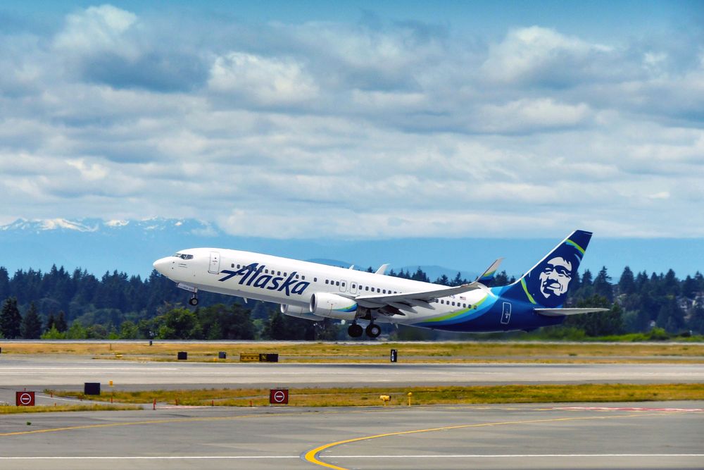 Alaska Airlines Boeing 737 MAX Forced into Emergency Landing After Mid-Flight Structural Failure ...